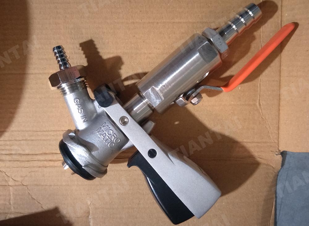 Filling beer into kegs manually | TianTai® 2-150HL brewery equipment ...